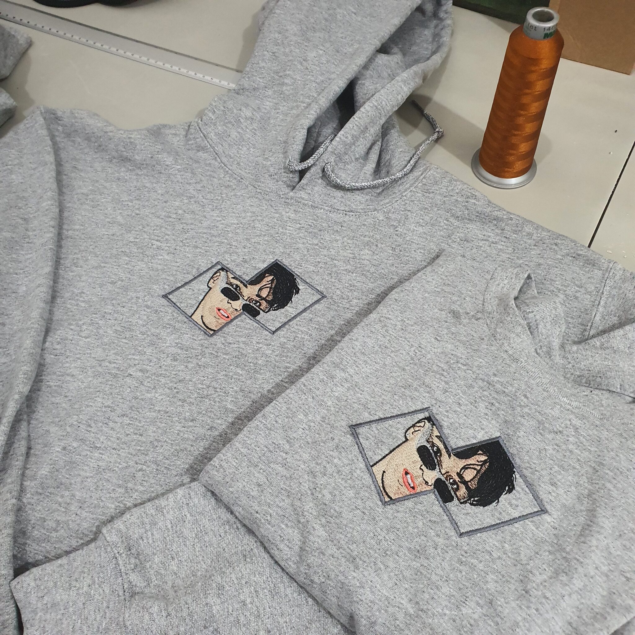 Playera cuello redondo con bordado de Joshua Xavi – Mydigitize.mx